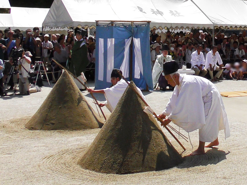 Choyo Ritual and Karasu-Zumo (Kamigamo Shrine, Kyoto) - Find Your Japan